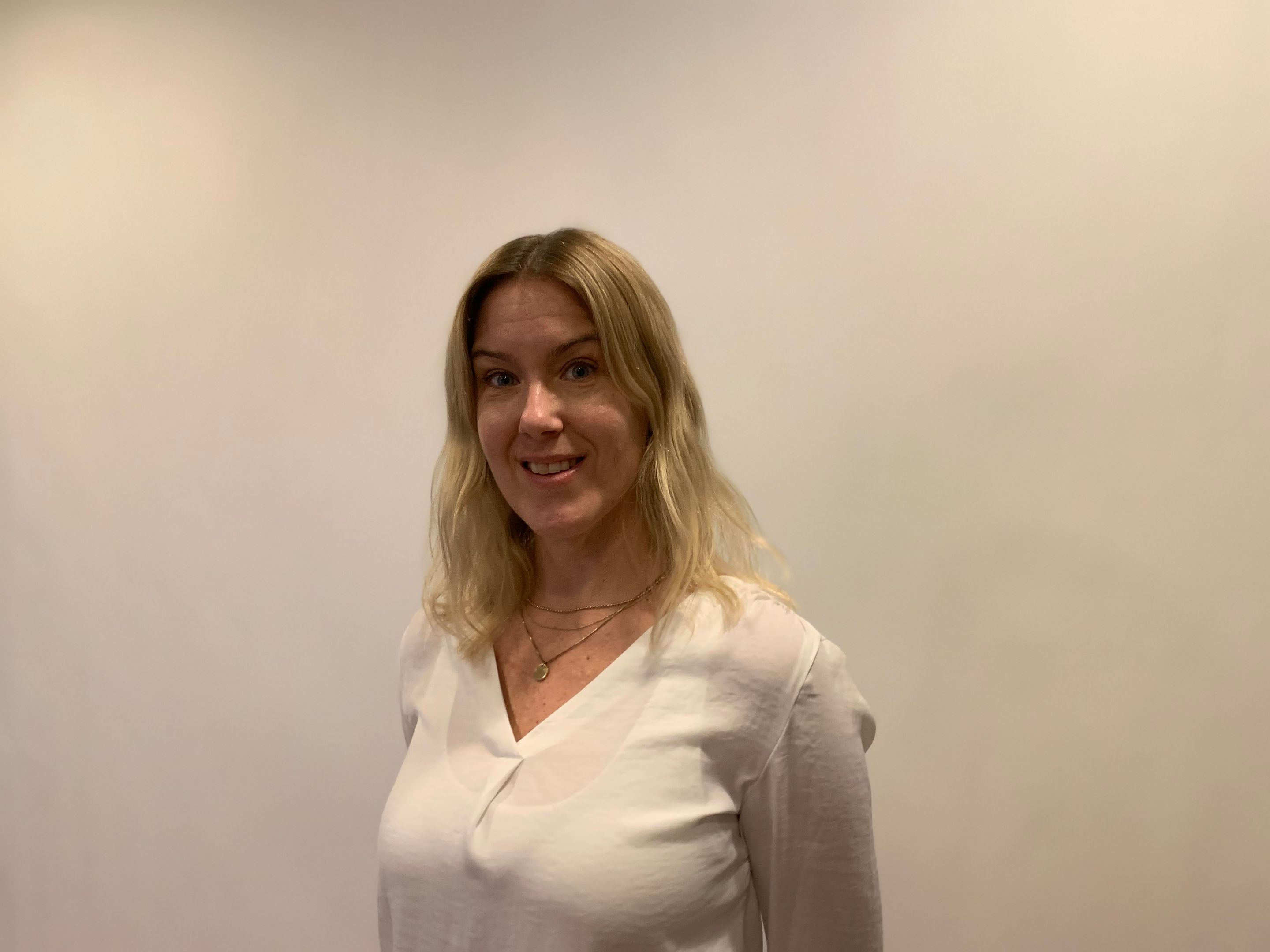 Elin har skrivit bok om förlossningsdepression - Ålands Radio & TV