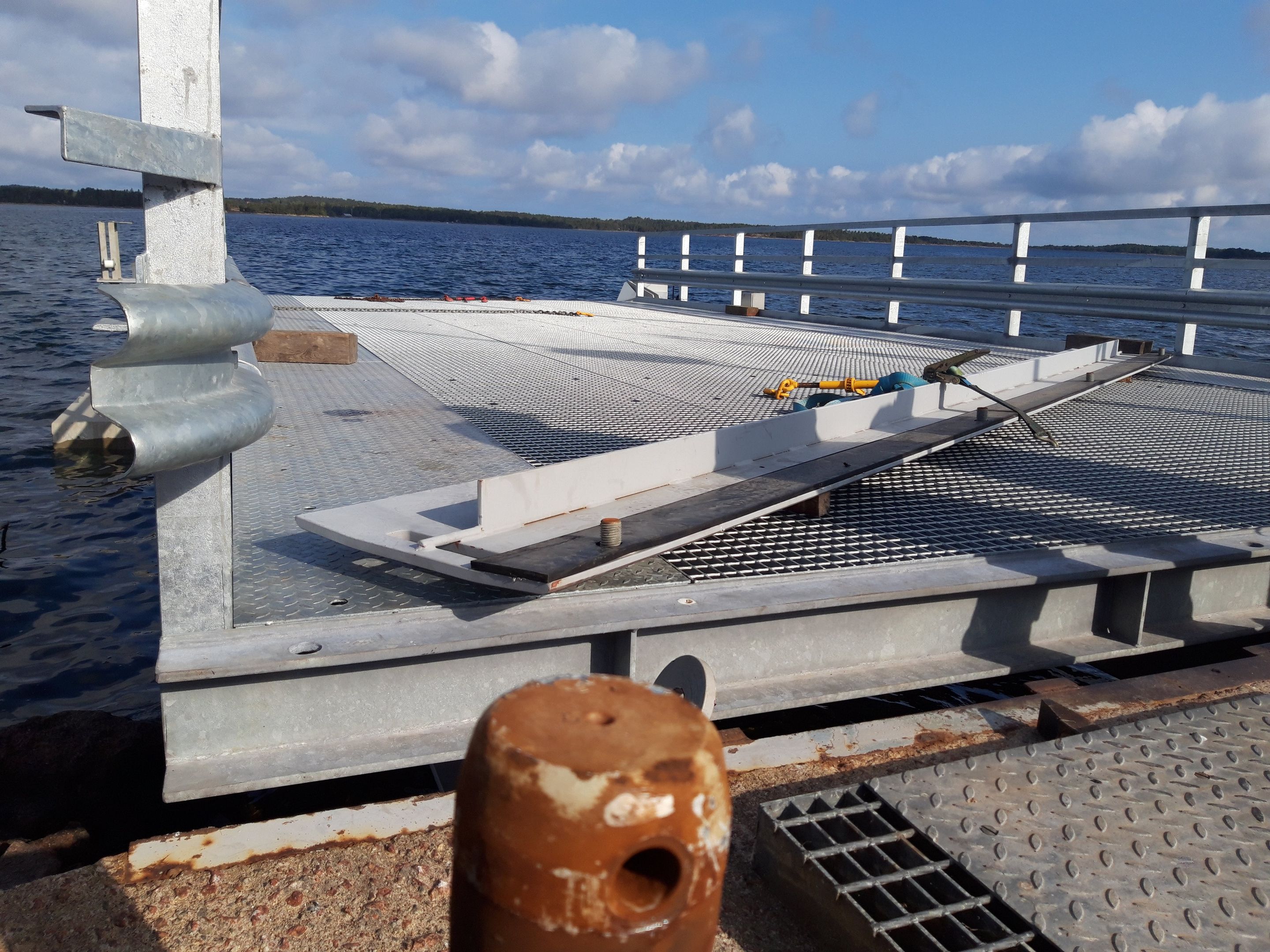 Hård vind och dåligt väder orsakar trafikstörningar - Ålands Radio & TV